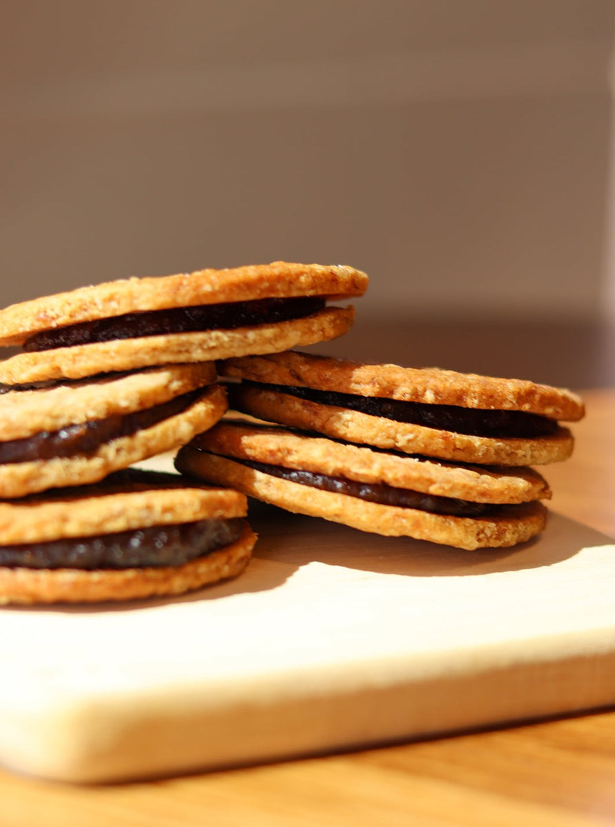 Date Sandwich Cookie (6) – Redcliff Bakery